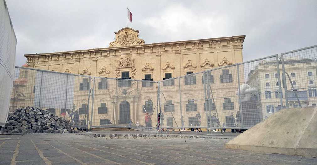 BIR-RITRATTI: Tibda l-operazzjoni biex jitneħħa l-vapur li nkalja fil ...