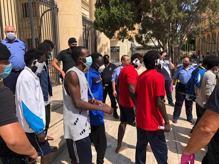 Bil Filmat 27 Immigrant Jinżammu Arrestati Wara Li Tressqu L Qorti B